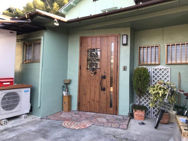 外国風♪緑の外壁とアンティークな玄関ドアにリフォーム 姫路市Y様邸